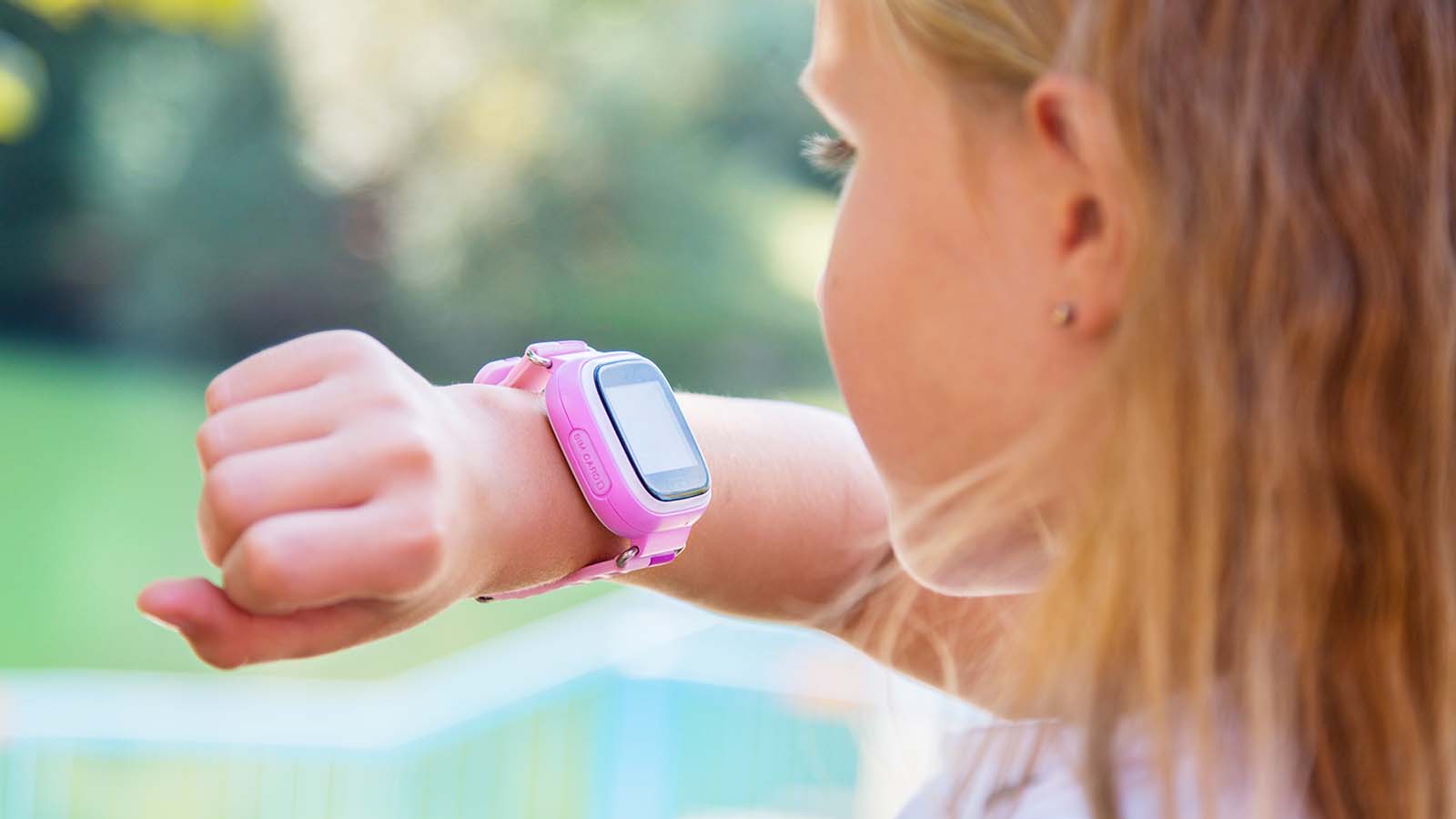 Bør du gi barnet klokke med GPS-sporing? | Barnevakten